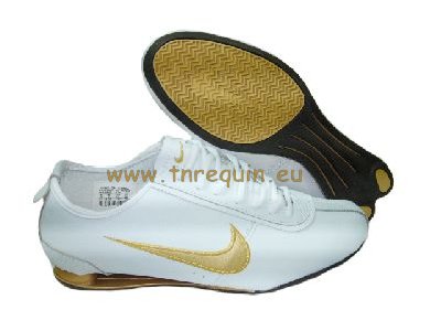 nike chaussures: Homme Shox R2 Chaussure en Blanc et Golden