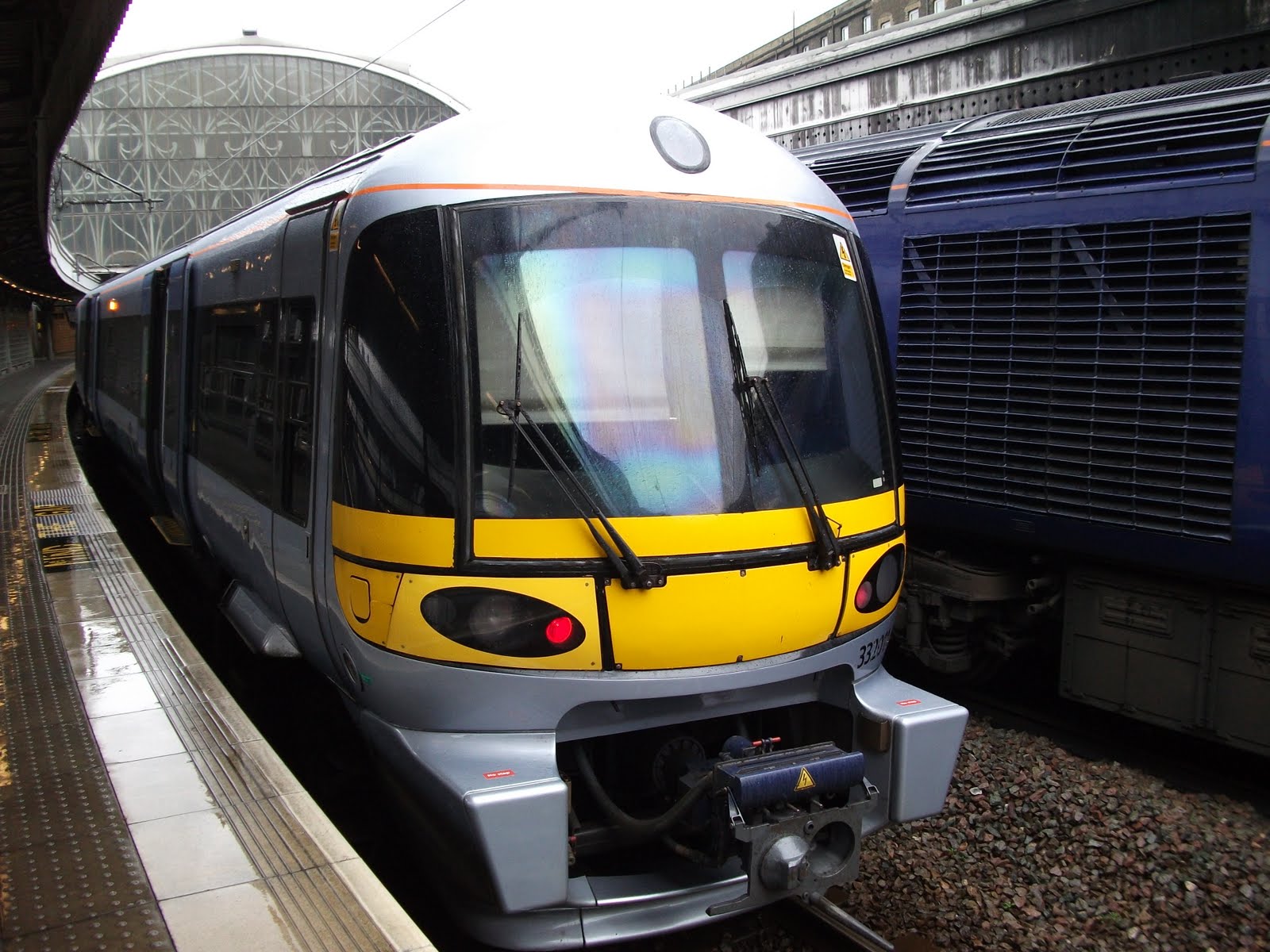 The Circle of London : Heathrow Express Class 332