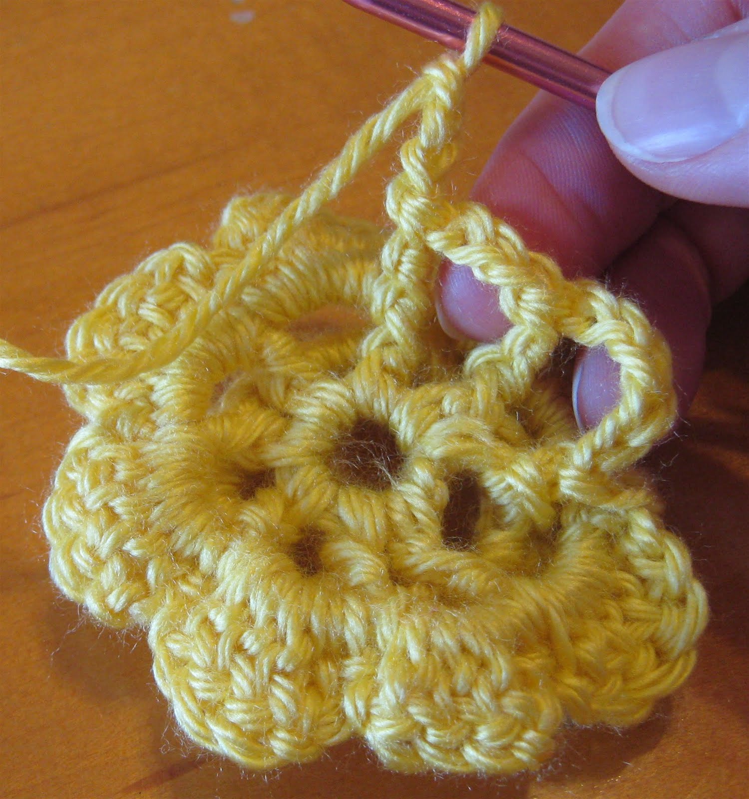 5 daughters: How to Crochet a Flower!