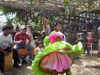 FOLKLORE PERU - MUSICA Y DANZA: TAMBOR DE BOTIJA CON CUERO DE CHIVO ES ...