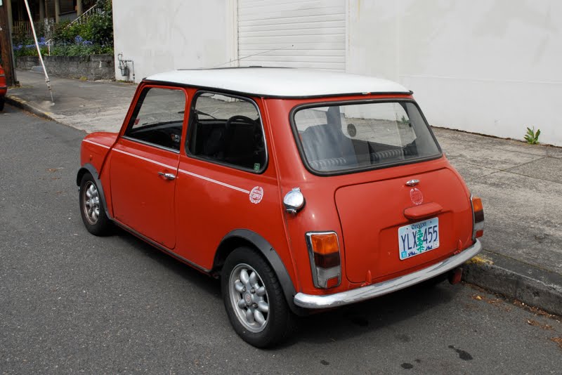 OLD PARKED CARS.: 1970 Mini Cooper S.