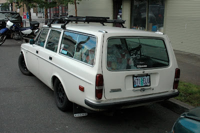 OLD PARKED CARS.: 1972 Volvo 145E.