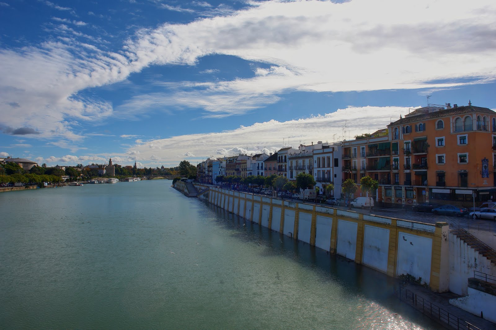 Hablando o Soñar despierto...: Hoy, el rio a tope