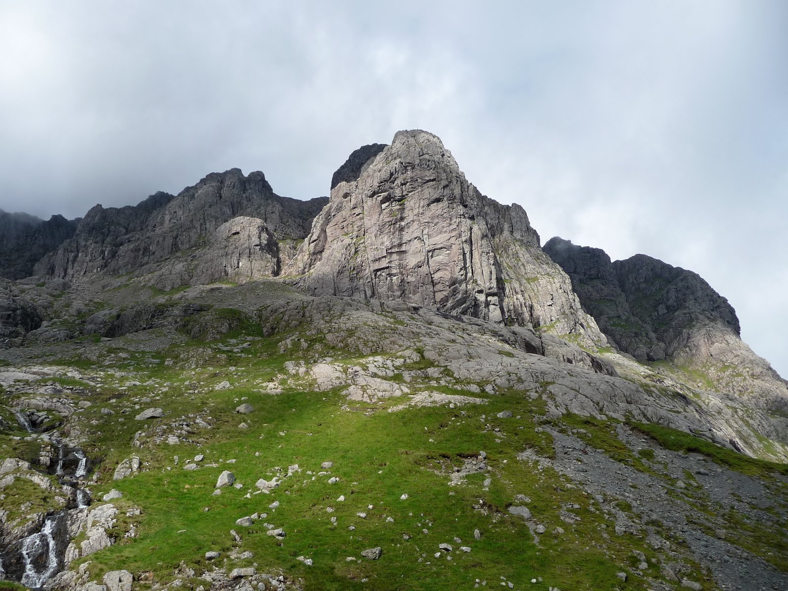 TARMACHAN MOUNTAINEERING: LEDGE ROUTE &CMD ARETE BEN NEVIS