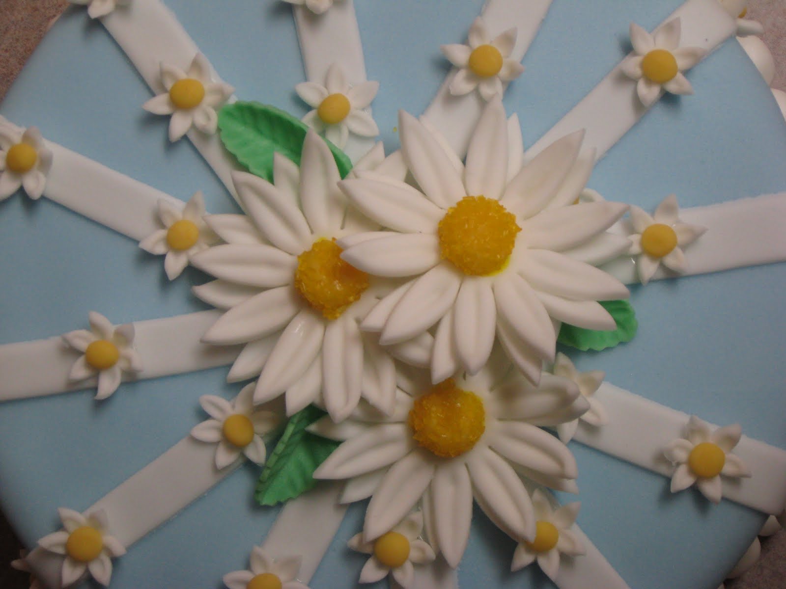 Delectable Sweets by the Smiths: Fondant Daisy Cake