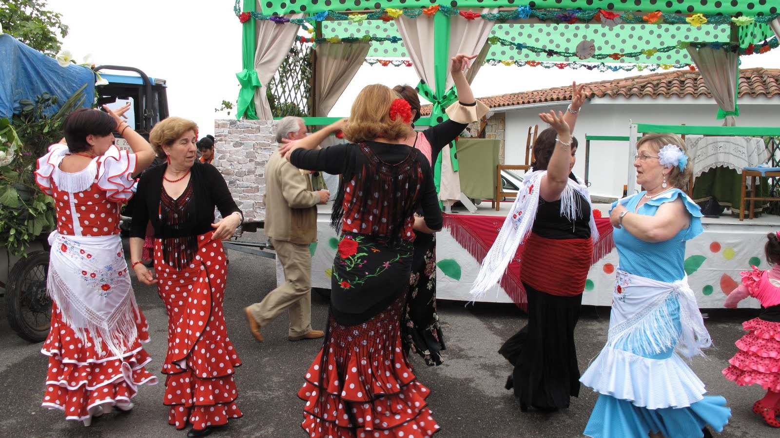 QUINTES-Mirador del Cantábrico: Caballos, Carrozas y Romeros