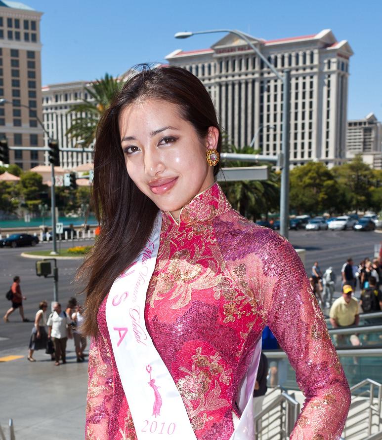 My Ordinary Life: Ao dai on The Strip