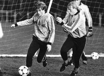 theunique-football: Netherlands Koeman again raises two brothers