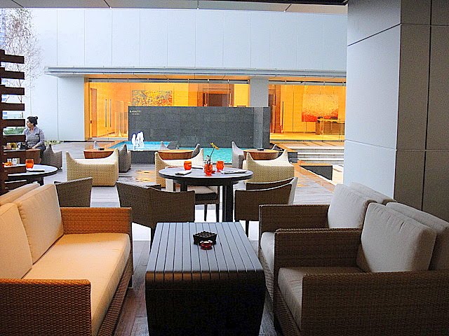 It's 100 percent alfresco here, right beside the hotel's 11th-floor ...