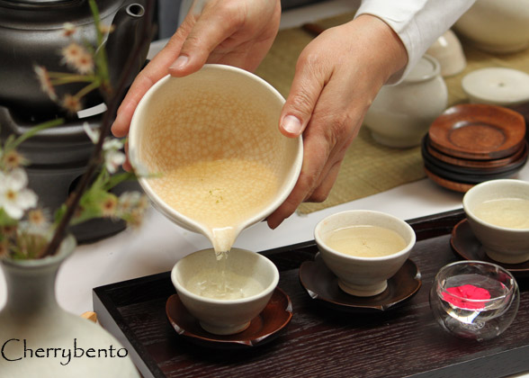 Cherry bento: Korean tea and rice cakes - a feast for your eyes