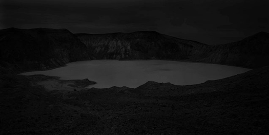 1000 photographers: casi negro el lago oscuro según Shigeyoshi Ohi