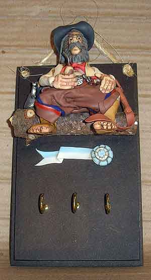 Artesania Gauchesca Argentina: Gaucho con cartel y cuelgallaves