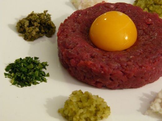L'Oeuf: Burn out and raw food - steak tatar