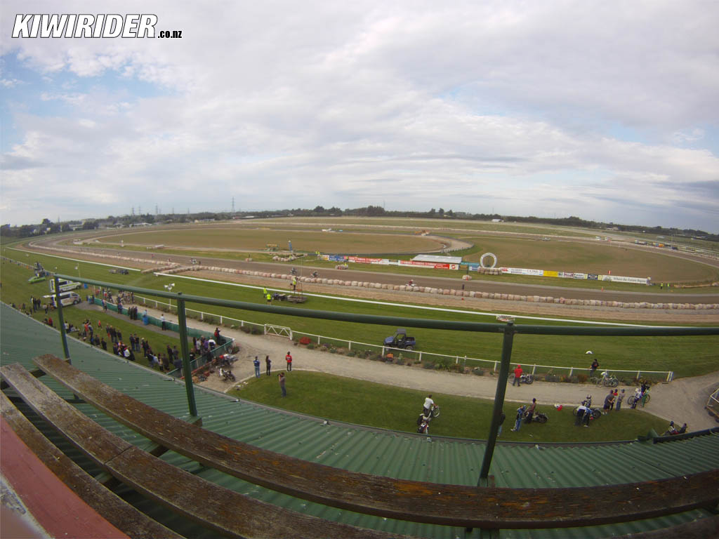 A 'WING TO BURT: Aldridge and George Dominate Long Track