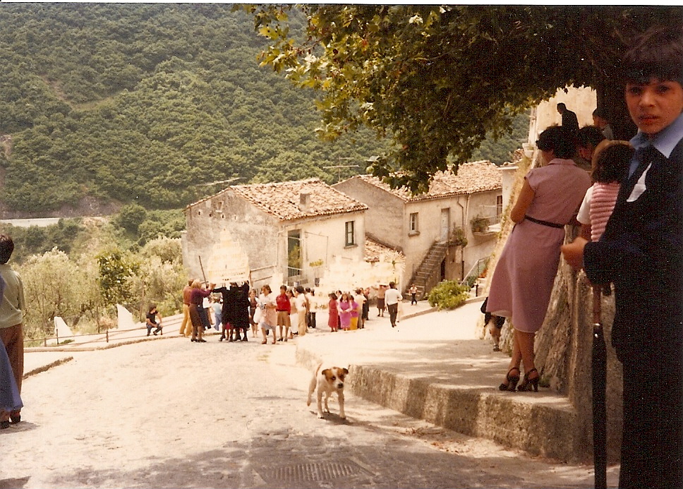 SANTOMENNA A 30 ANNI DAL TERREMOTO: COM'ERA PIEDI LA TERRA