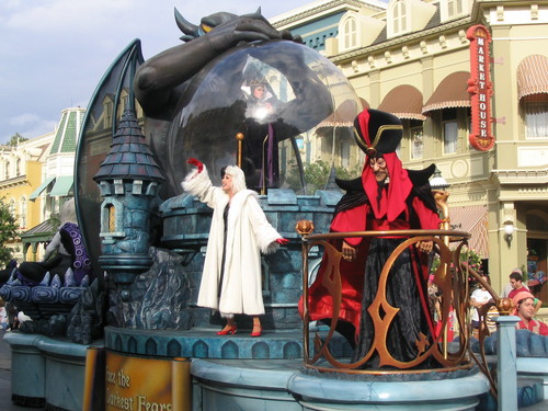 Disney Pixar Fanatics: Villains Parade Snowglobe