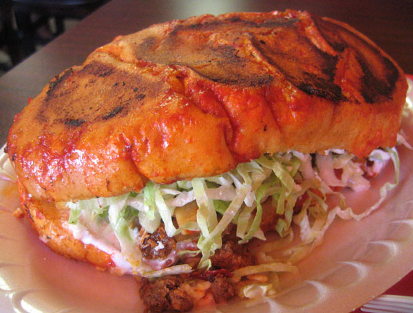 Al que nace pa' tamal, del cielo le caen las hojas: ¿Guajolotes o Pambazos?