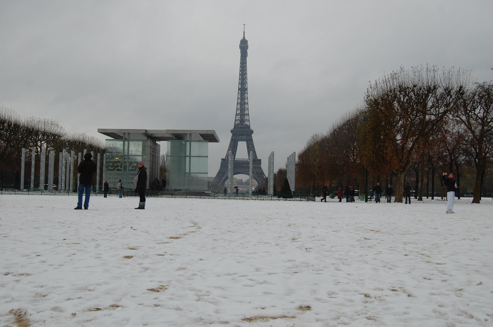I Learn English: Snowing in Paris- Paris sous la neige....