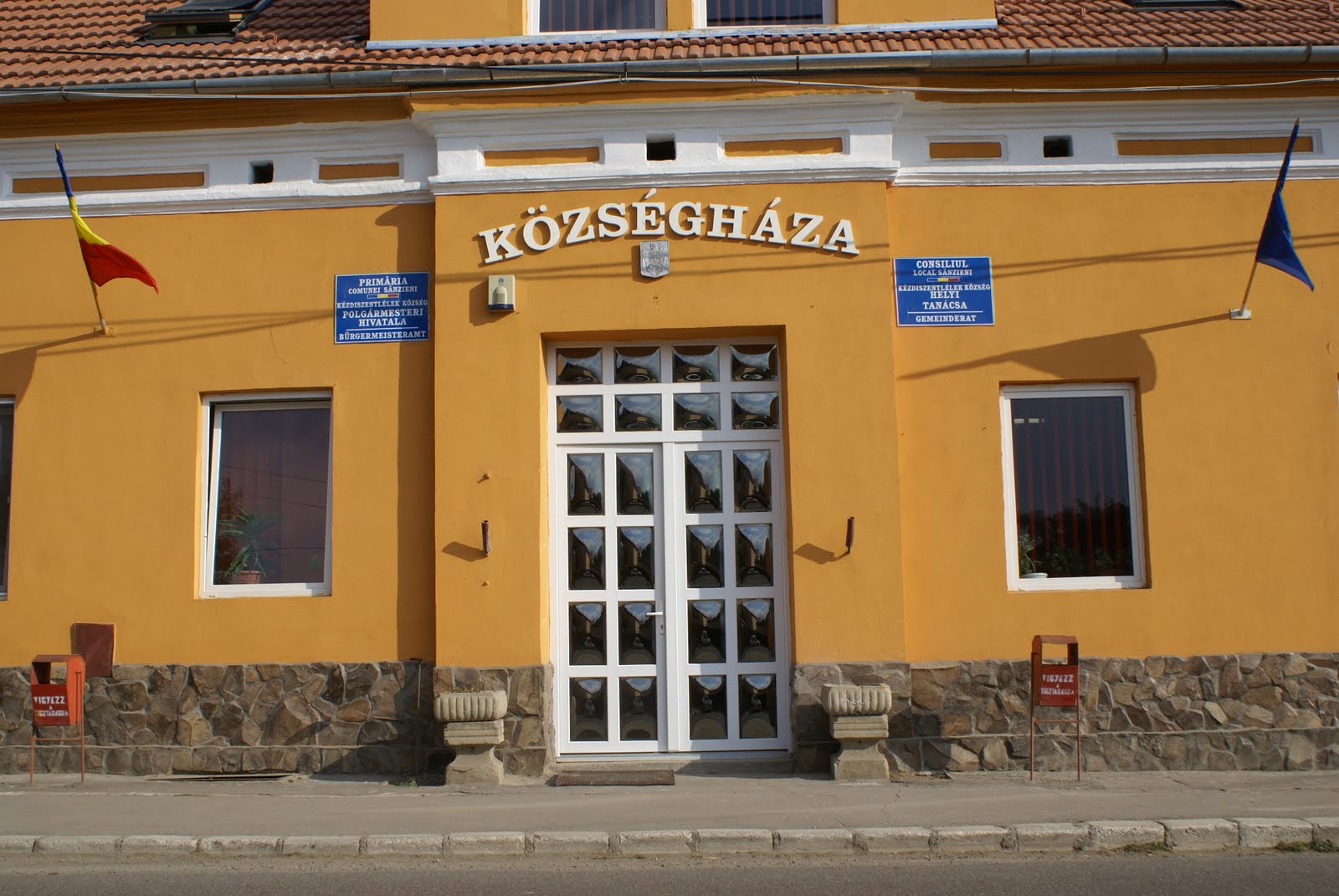 FOTO DOCUMENT. ROMANIA, SAT FARA CAINI. Autoritatile maghiare din ...