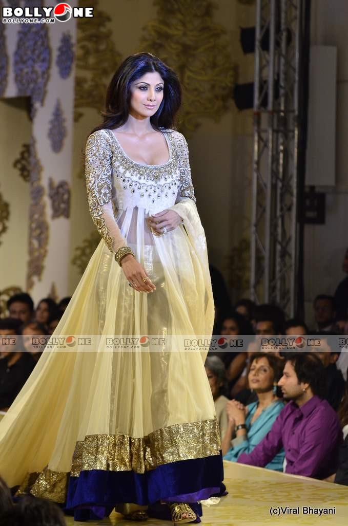 Men Women Photos: Shilpa Shetty Hot Ramp walk Stills at Mijwan Fashion show