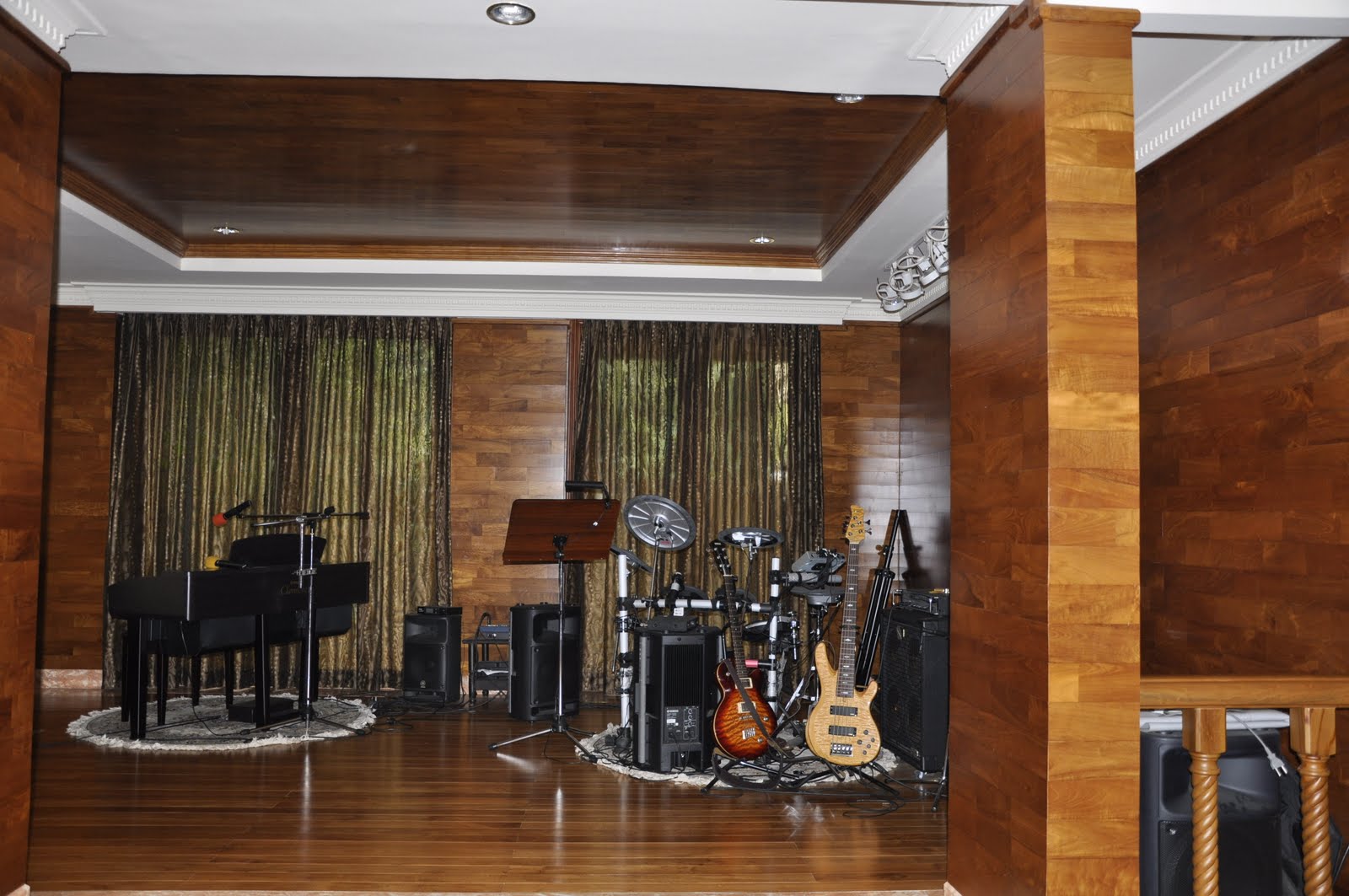 RUMAH MEWAH DIJUAL: Ruang Musik