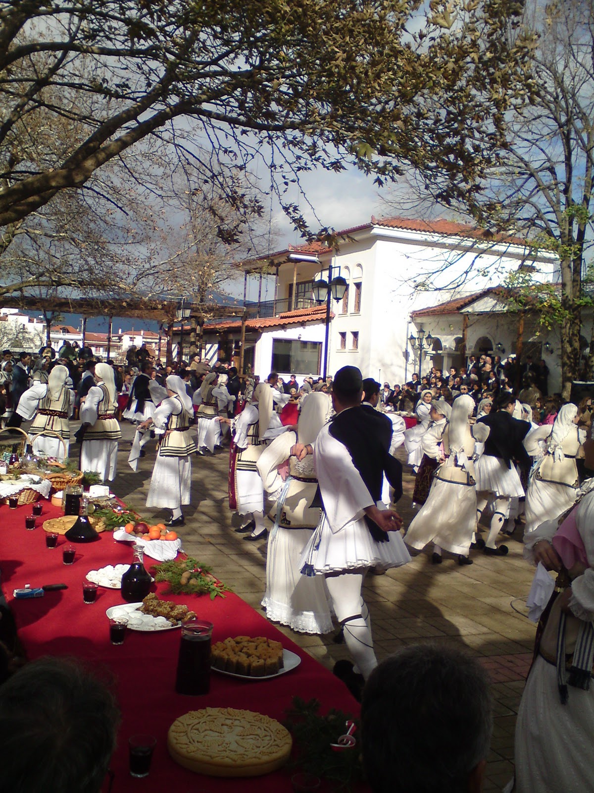 ΑΜΦΙΚΛΕΙΑ ΔΑΔΙ: Κυριακη στο χωριο μου την Αμφικλεια