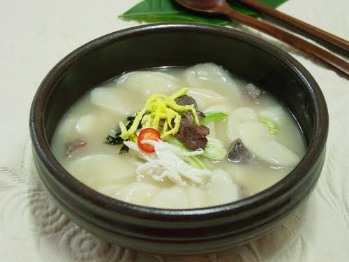 Sopa coreana de rice cakes