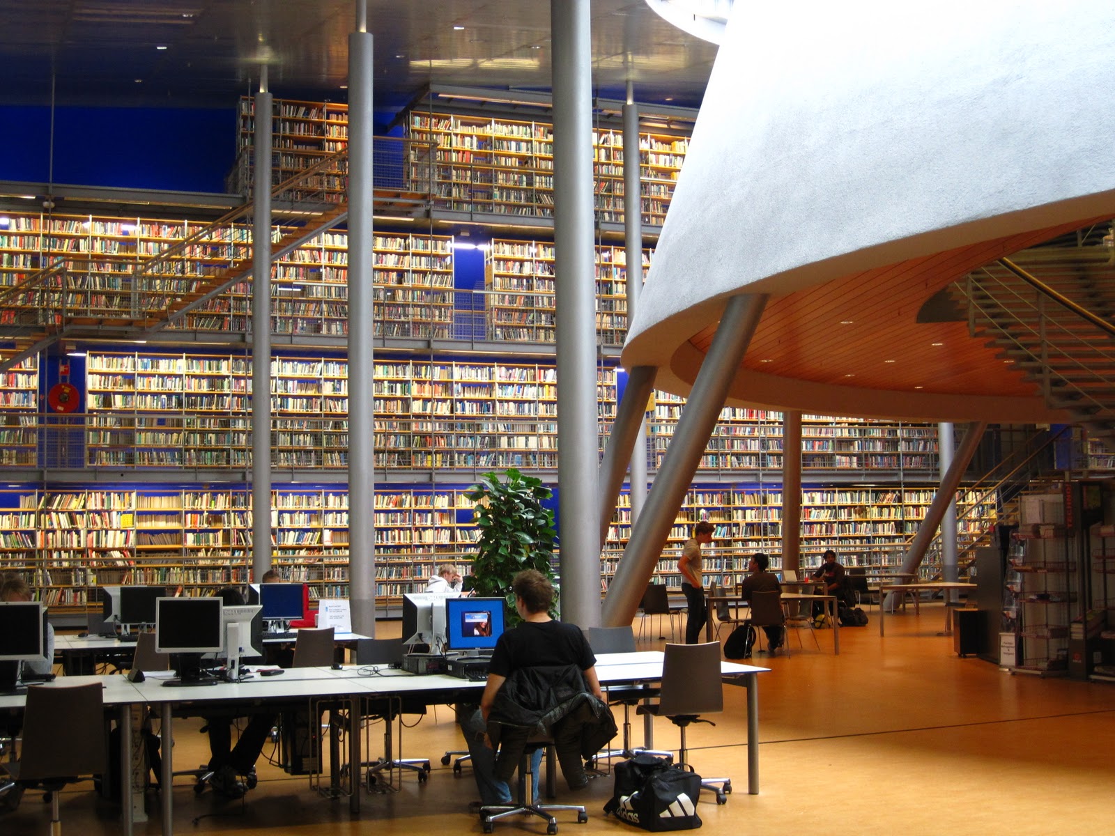 Mindy On Tour: TU Delft Campus - Part II