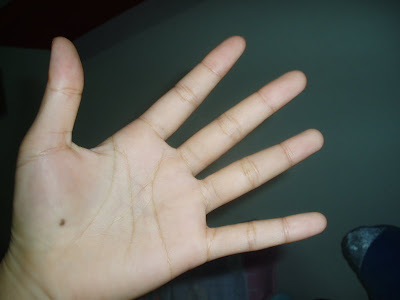 ♥¤.¸¸.·*☆*Bear Bear Diary*★*·.¸¸.¤♥: Extra horizontal line on my finger.