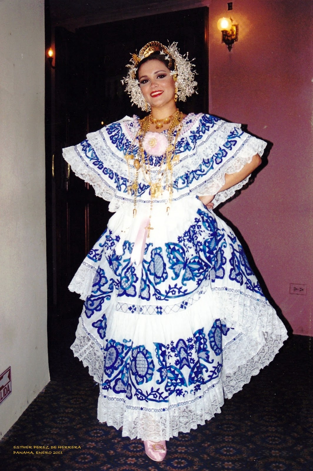 La Pollera de Panamá: Pollera Zurcida en tonos azules y calados.