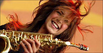 Ελεύθερος Σκοπευτής: The saxophone girl, Abi Harding