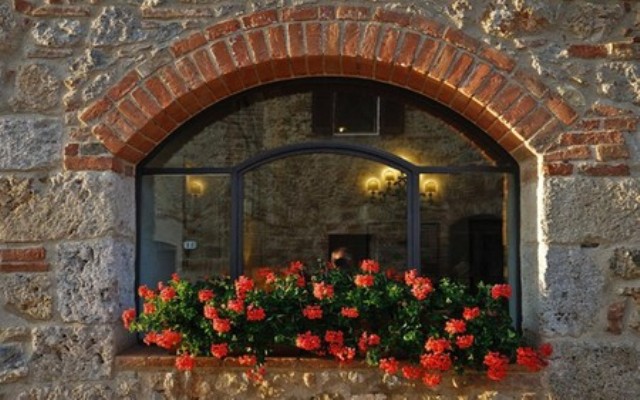 Mngol: Romantic Window Design