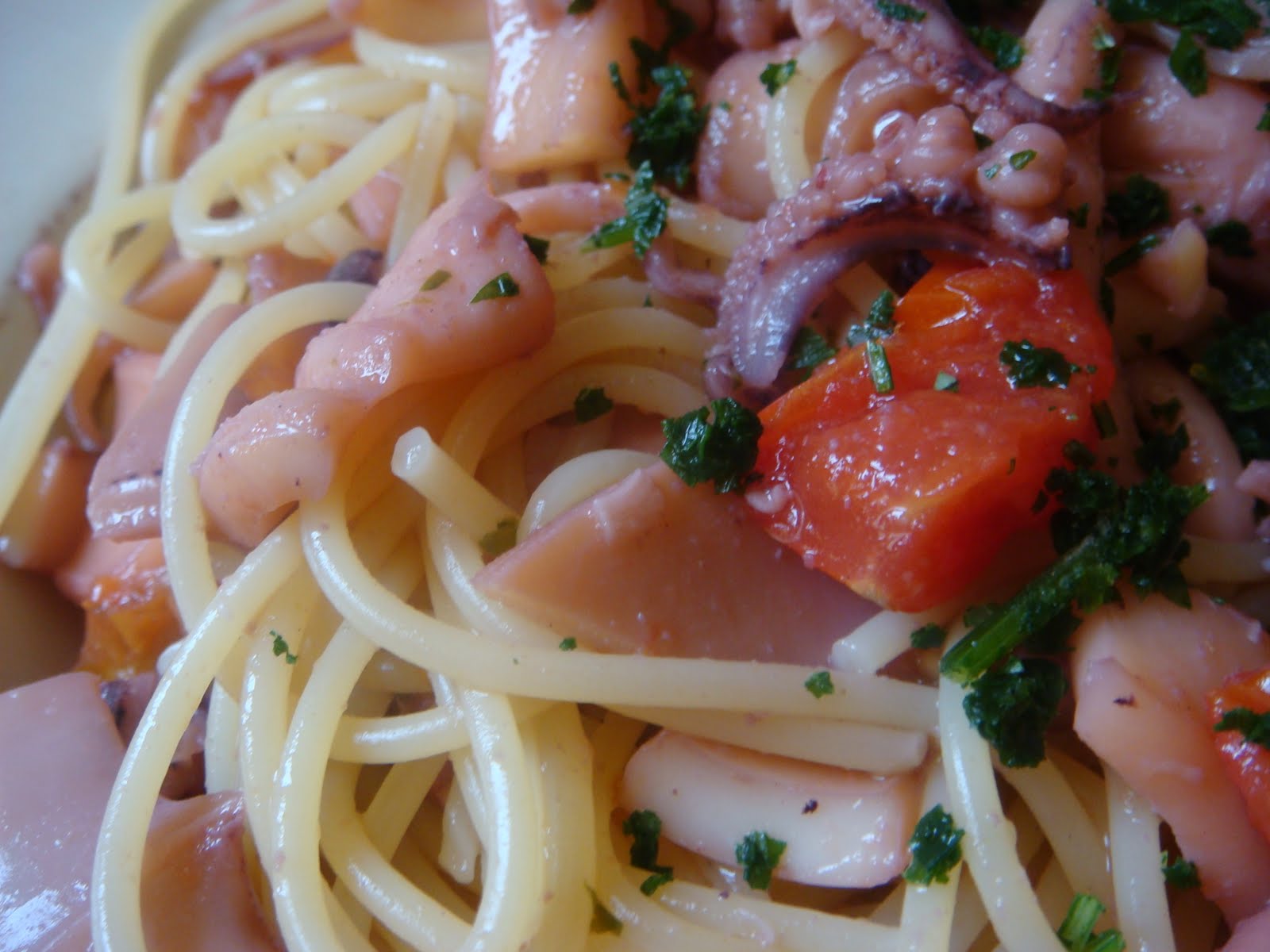 DOLCEmente SALATO: Spaghetti con calamari e pomodorini