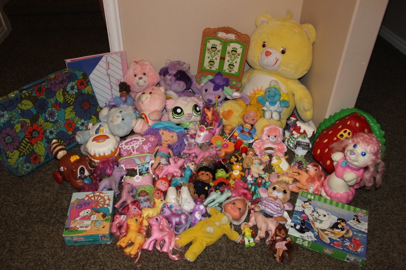 even more 80s stuff! i had a suitcase just like the one on the left ...