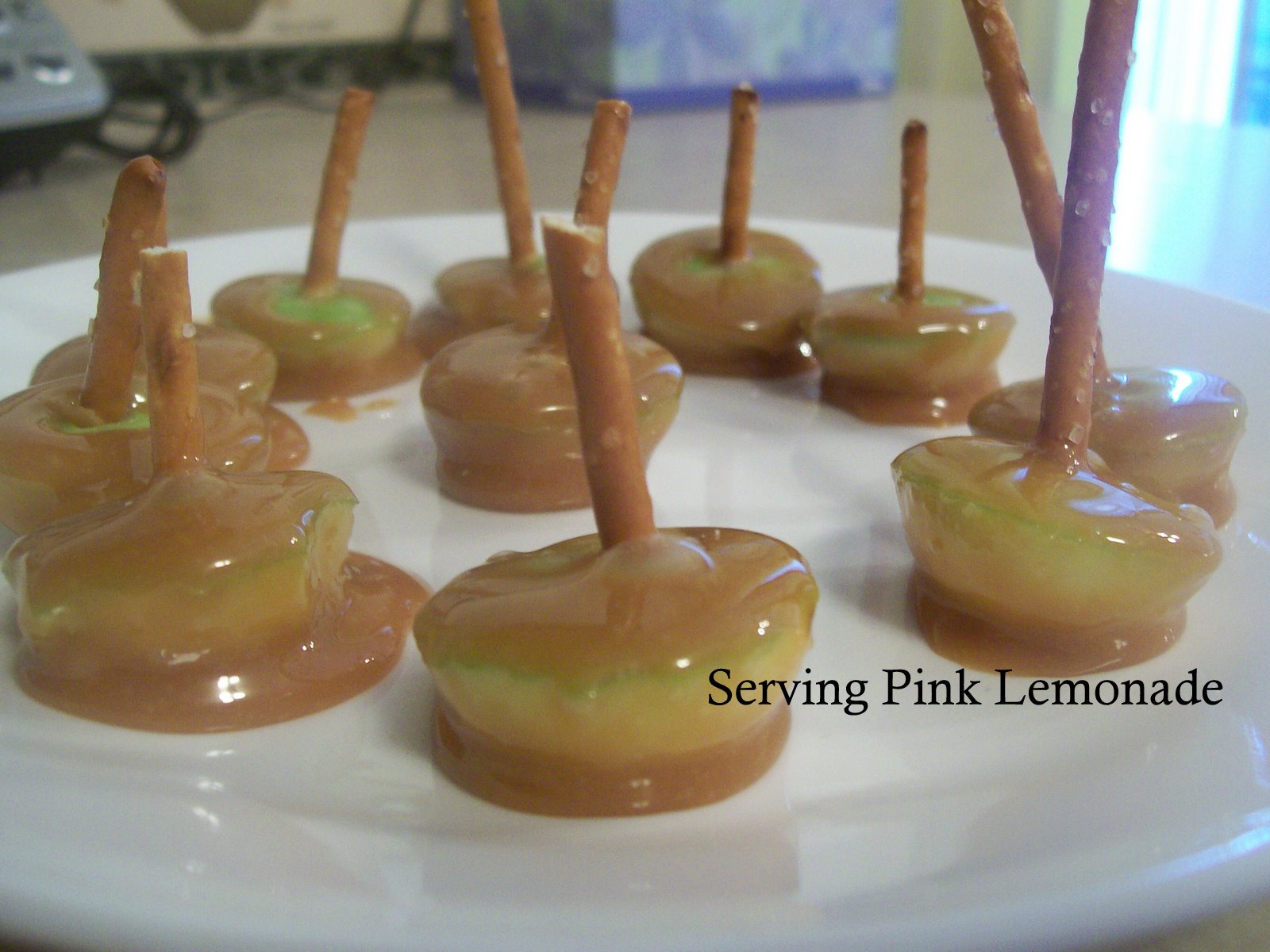 Serving Pink Lemonade: Mini Caramel Apples