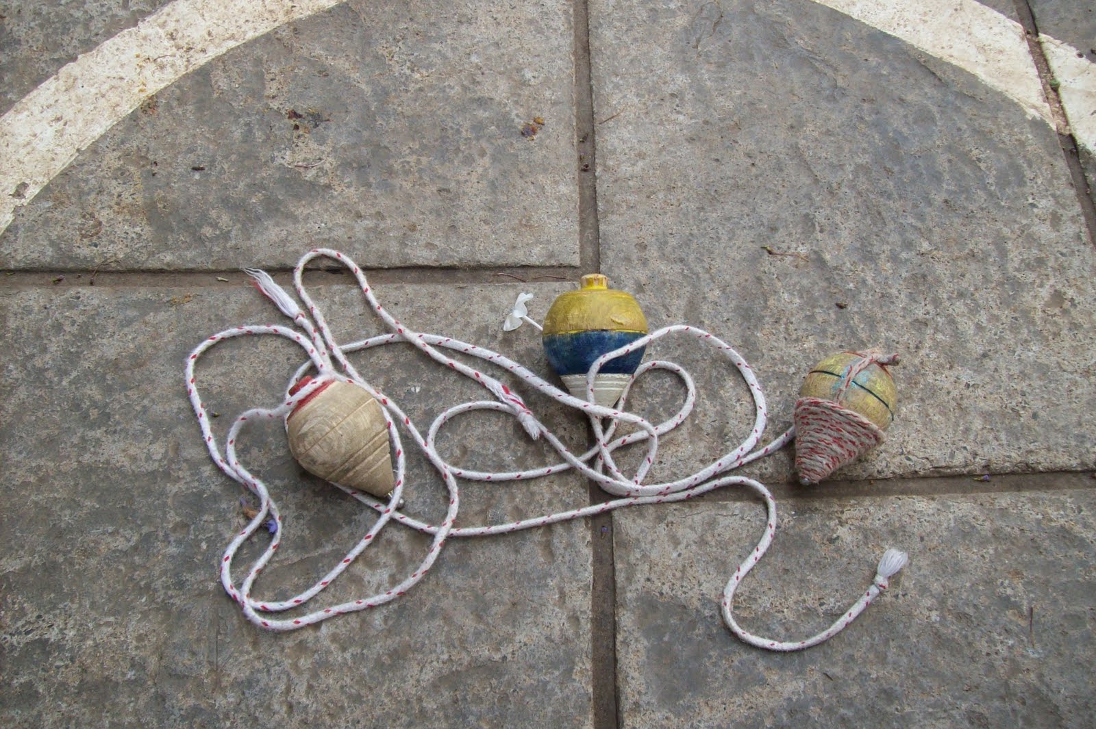 JUEGOS TRADICIONALES: Aprende a lanzar el trompo. Paso a paso.