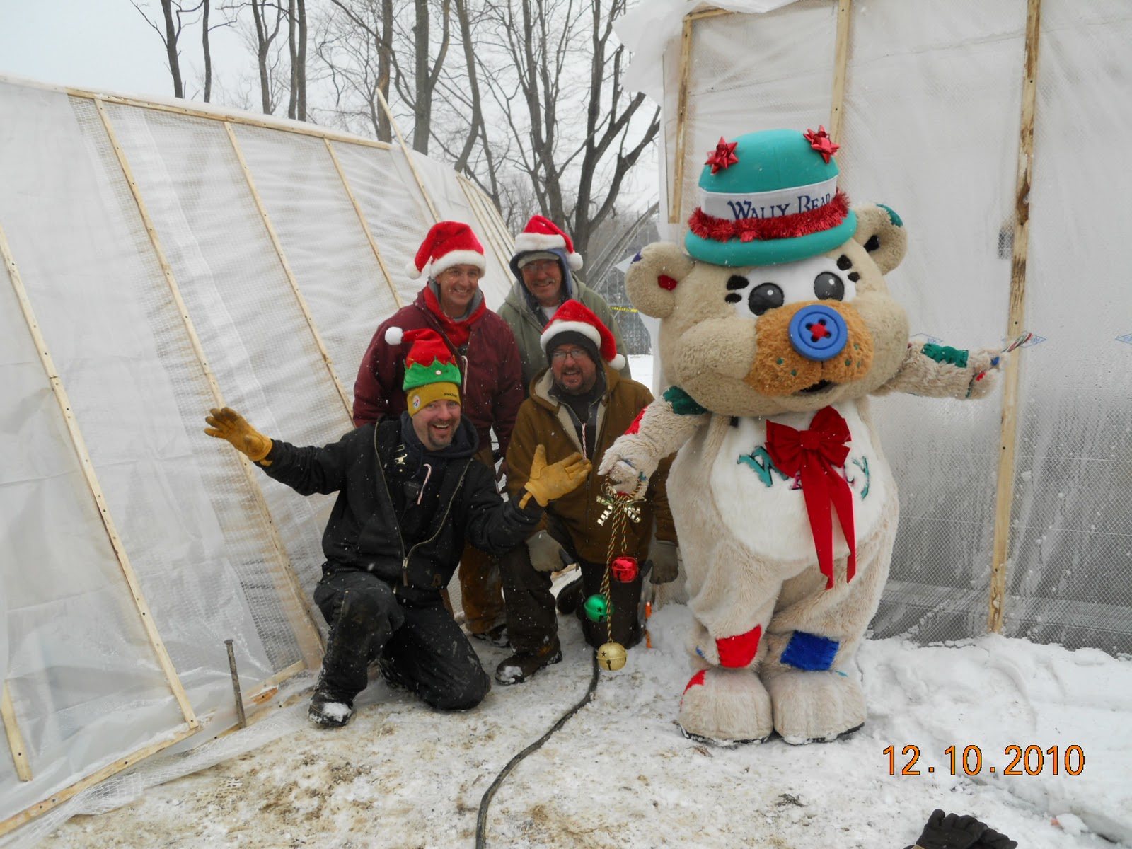 WaldaBlog: Wally Bear Finds Presents and Holiday Elves