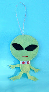 cocoaeyesthestitcher: The Evolution of Christmas Aliens!!