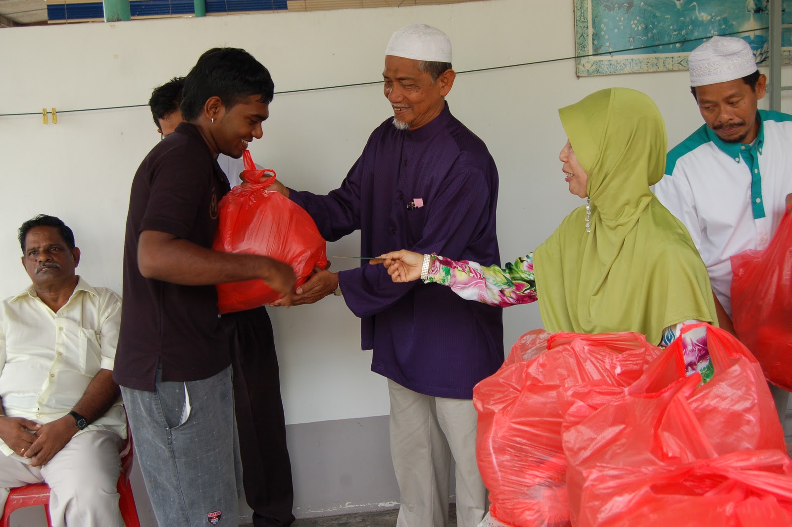 LAMAN RASMI ADUN MAHARANI: PAS MUAR BANTU PERSIAPAN DEEPAVALI