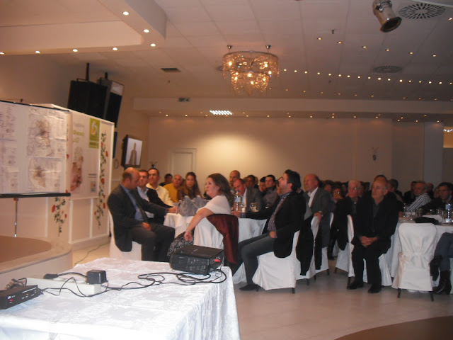 ΚΑΤΑΜΕΣΤΗ Η ΑΙΘΟΥΣΑ ΣΤΟ ΜΕΛΙΣΣΟΧΩΡΙ ΣΤΗΝ ΕΚΔΗΛΩΣΗ ΤΟΥ ΕΠΙΚΕΦΑΛΗΣ ΤΟΥ ...