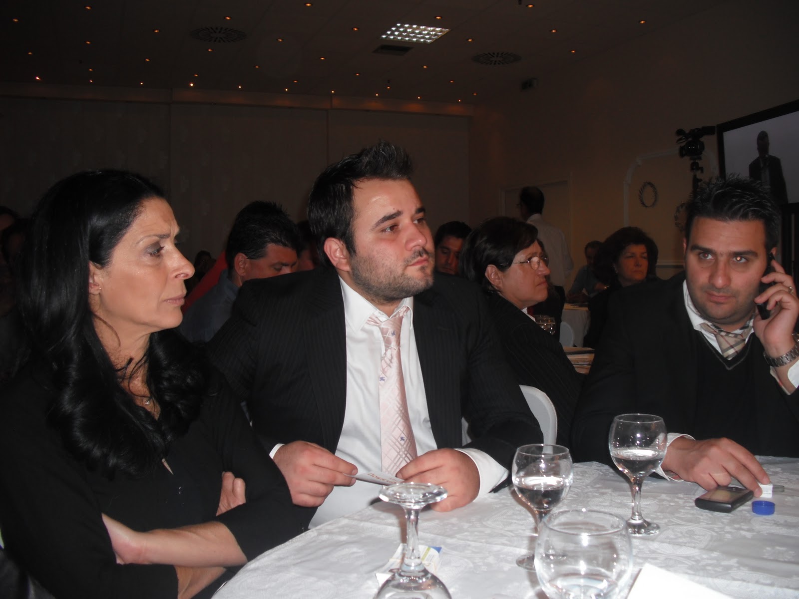 ΚΑΤΑΜΕΣΤΗ Η ΑΙΘΟΥΣΑ ΣΤΟ ΜΕΛΙΣΣΟΧΩΡΙ ΣΤΗΝ ΕΚΔΗΛΩΣΗ ΤΟΥ ΕΠΙΚΕΦΑΛΗΣ ΤΟΥ ...