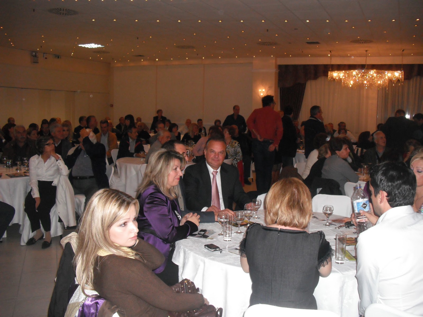 ΚΑΤΑΜΕΣΤΗ Η ΑΙΘΟΥΣΑ ΣΤΟ ΜΕΛΙΣΣΟΧΩΡΙ ΣΤΗΝ ΕΚΔΗΛΩΣΗ ΤΟΥ ΕΠΙΚΕΦΑΛΗΣ ΤΟΥ ...