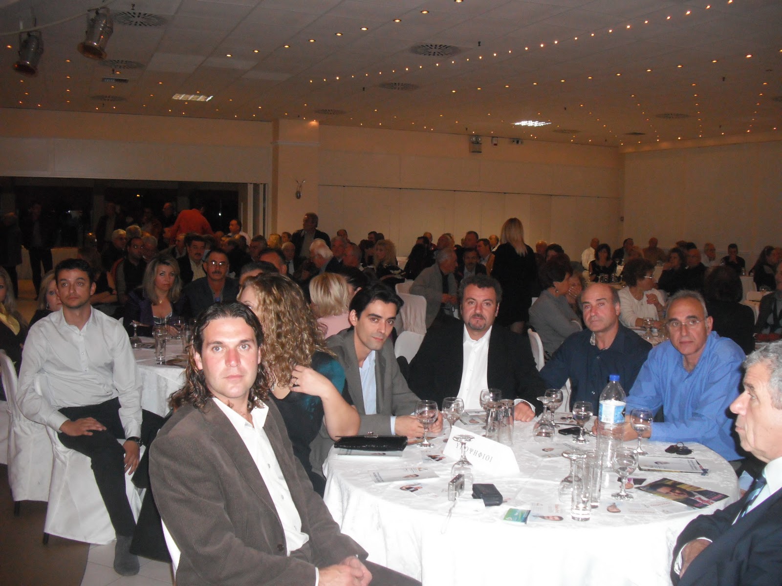 ΚΑΤΑΜΕΣΤΗ Η ΑΙΘΟΥΣΑ ΣΤΟ ΜΕΛΙΣΣΟΧΩΡΙ ΣΤΗΝ ΕΚΔΗΛΩΣΗ ΤΟΥ ΕΠΙΚΕΦΑΛΗΣ ΤΟΥ ...