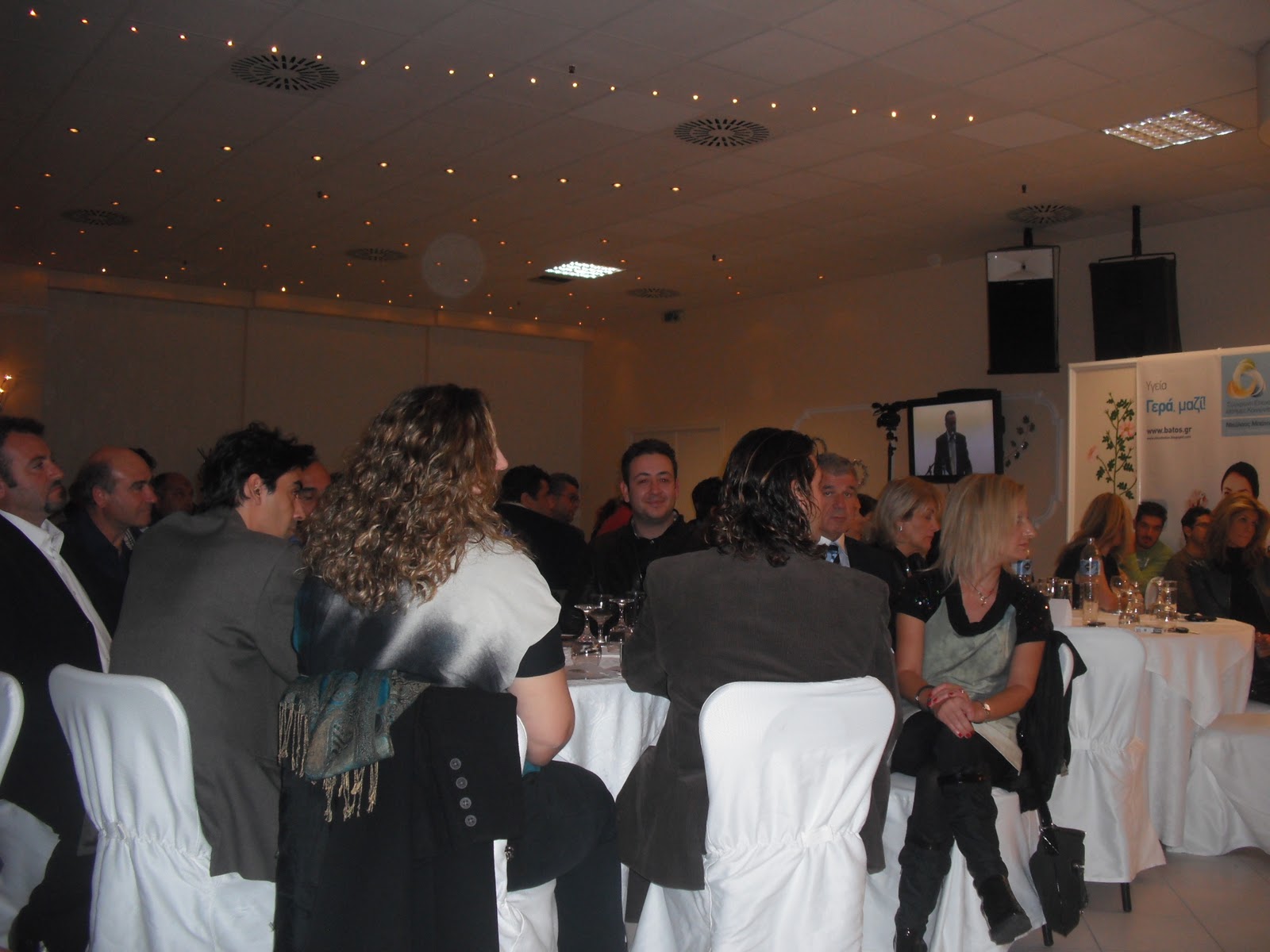 ΚΑΤΑΜΕΣΤΗ Η ΑΙΘΟΥΣΑ ΣΤΟ ΜΕΛΙΣΣΟΧΩΡΙ ΣΤΗΝ ΕΚΔΗΛΩΣΗ ΤΟΥ ΕΠΙΚΕΦΑΛΗΣ ΤΟΥ ...