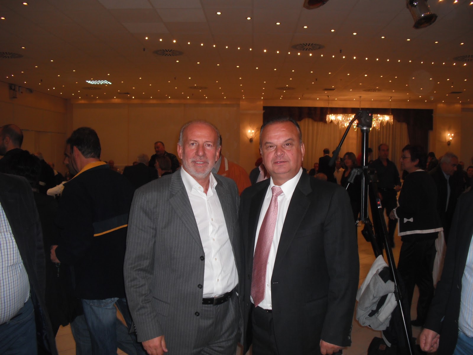 ΚΑΤΑΜΕΣΤΗ Η ΑΙΘΟΥΣΑ ΣΤΟ ΜΕΛΙΣΣΟΧΩΡΙ ΣΤΗΝ ΕΚΔΗΛΩΣΗ ΤΟΥ ΕΠΙΚΕΦΑΛΗΣ ΤΟΥ ...