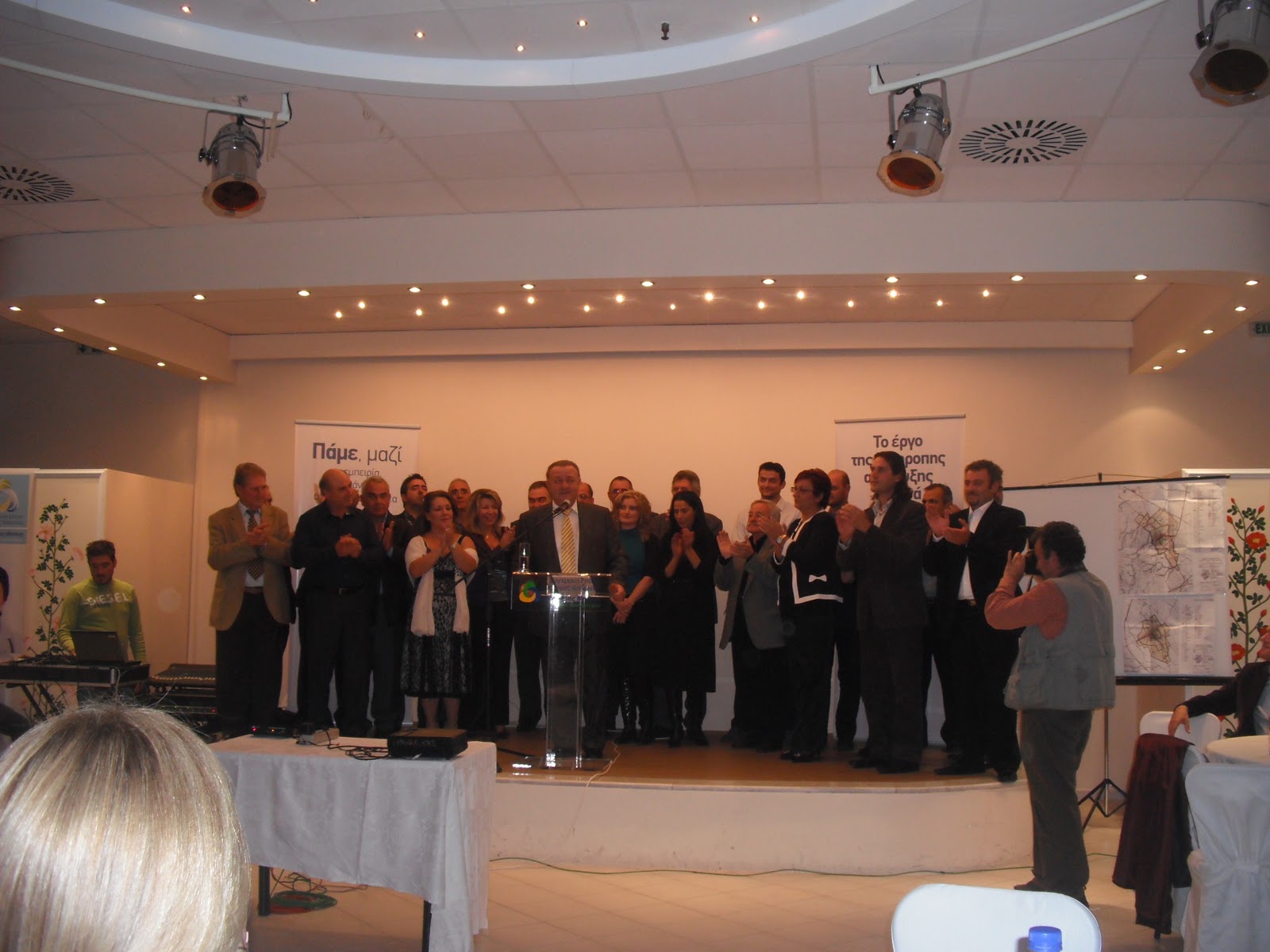 ΚΑΤΑΜΕΣΤΗ Η ΑΙΘΟΥΣΑ ΣΤΟ ΜΕΛΙΣΣΟΧΩΡΙ ΣΤΗΝ ΕΚΔΗΛΩΣΗ ΤΟΥ ΕΠΙΚΕΦΑΛΗΣ ΤΟΥ ...