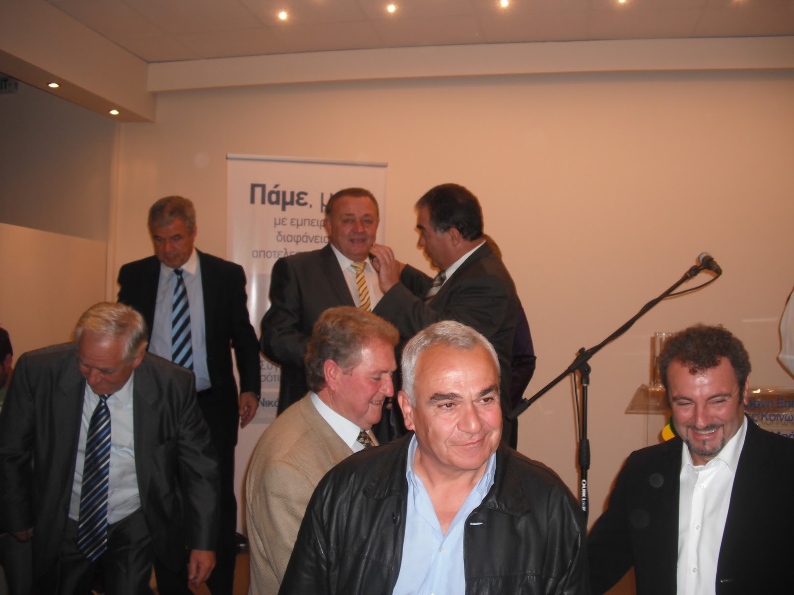 ΚΑΤΑΜΕΣΤΗ Η ΑΙΘΟΥΣΑ ΣΤΟ ΜΕΛΙΣΣΟΧΩΡΙ ΣΤΗΝ ΕΚΔΗΛΩΣΗ ΤΟΥ ΕΠΙΚΕΦΑΛΗΣ ΤΟΥ ...