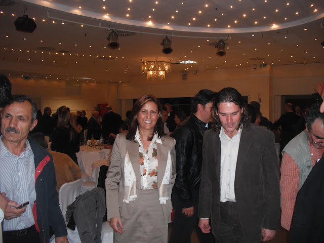 ΚΑΤΑΜΕΣΤΗ Η ΑΙΘΟΥΣΑ ΣΤΟ ΜΕΛΙΣΣΟΧΩΡΙ ΣΤΗΝ ΕΚΔΗΛΩΣΗ ΤΟΥ ΕΠΙΚΕΦΑΛΗΣ ΤΟΥ ...