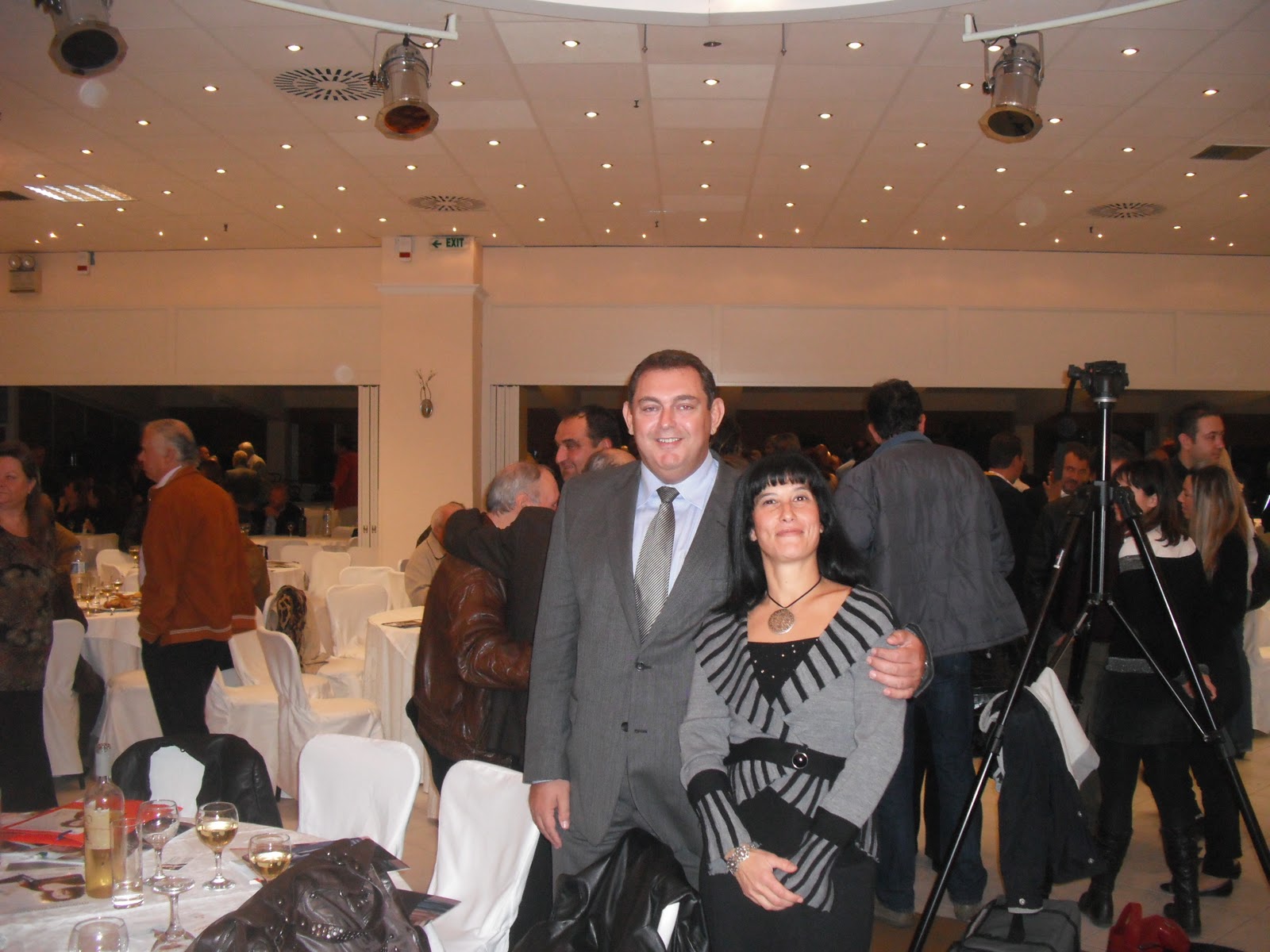 ΚΑΤΑΜΕΣΤΗ Η ΑΙΘΟΥΣΑ ΣΤΟ ΜΕΛΙΣΣΟΧΩΡΙ ΣΤΗΝ ΕΚΔΗΛΩΣΗ ΤΟΥ ΕΠΙΚΕΦΑΛΗΣ ΤΟΥ ...