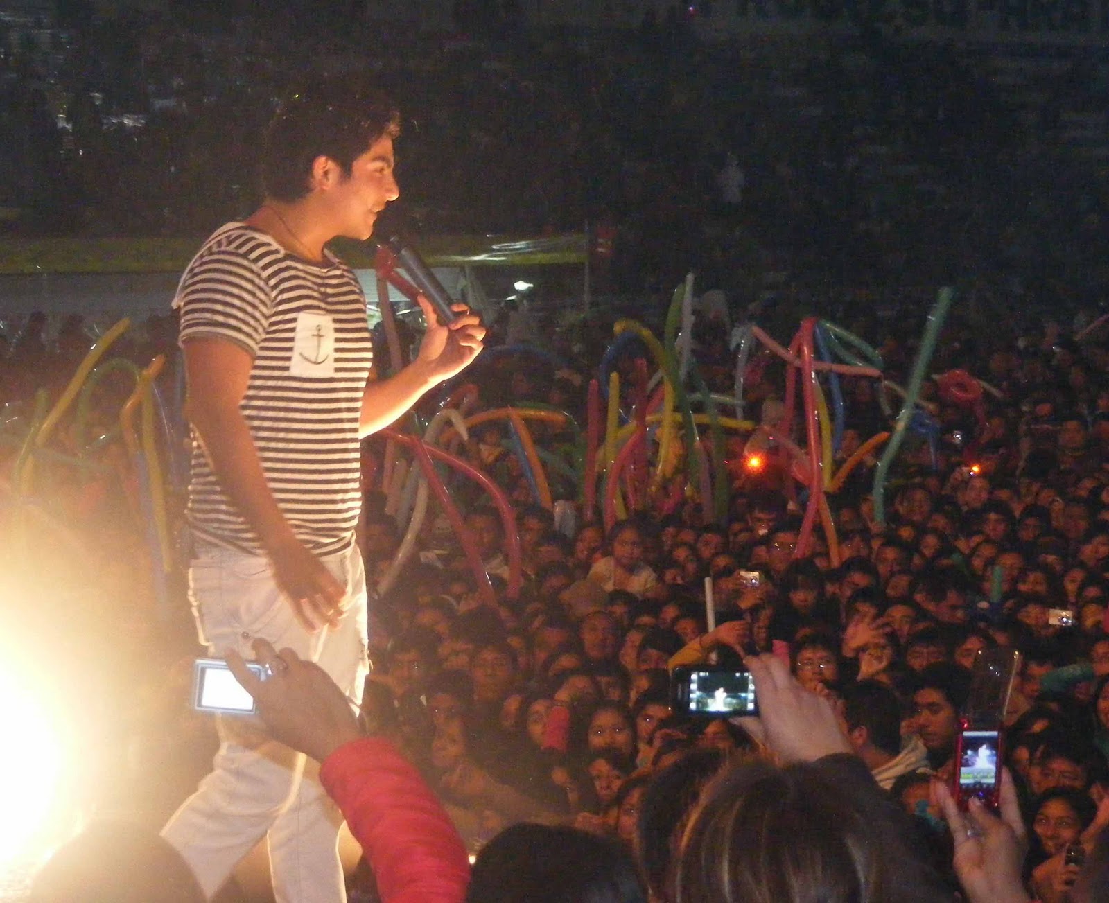 Lo Justo Pe' Barrio: ANTE MÁS DE 20 MIL FANS ERICK ELERA CANTO EN BOLIVIA